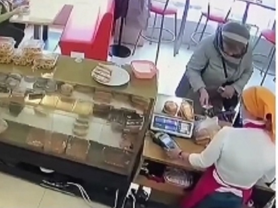 Бабуля и внучка нашли чужую карту и кинулись скупать с её помощью пирожки | Форум MMGP