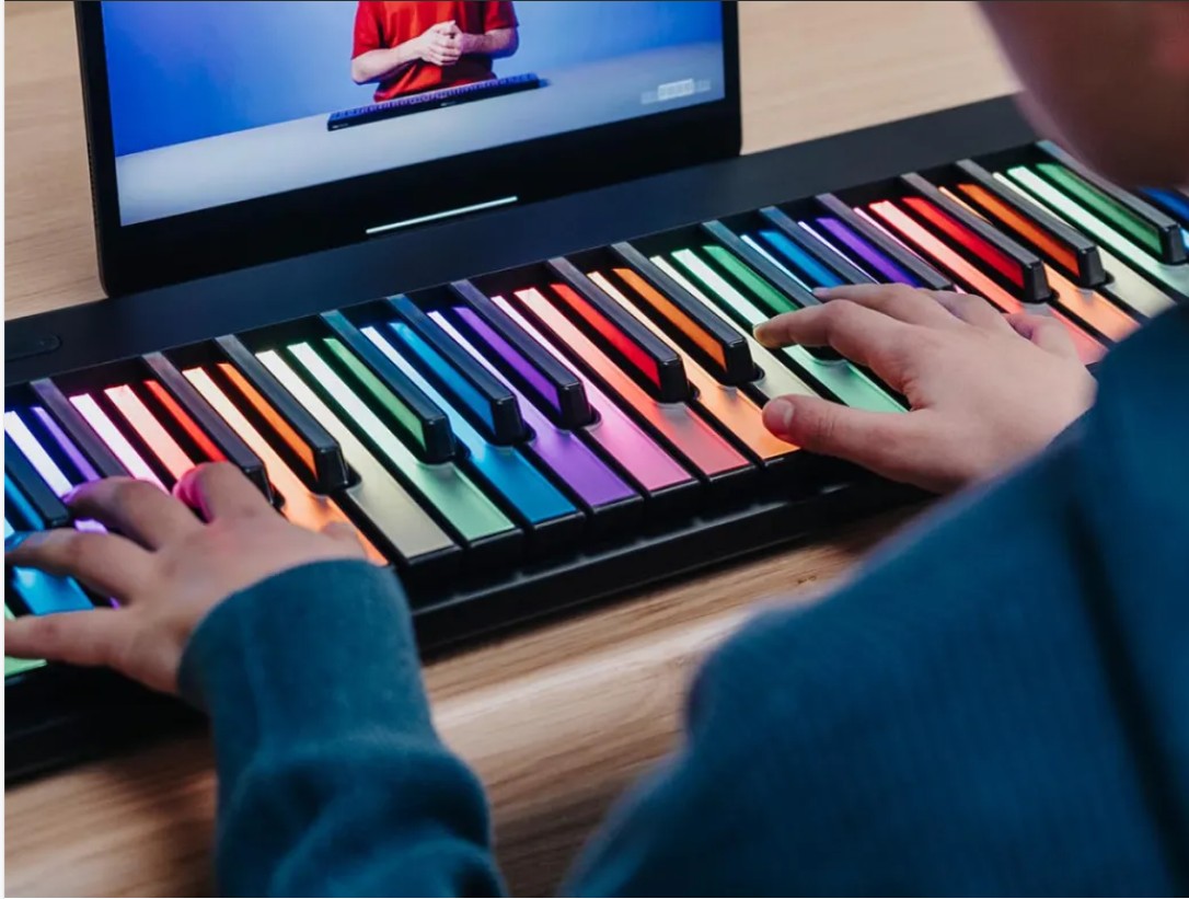 Roli выпускает 49-клавишную обучающую клавиатуру и генеративную игру на основе искусственного ...