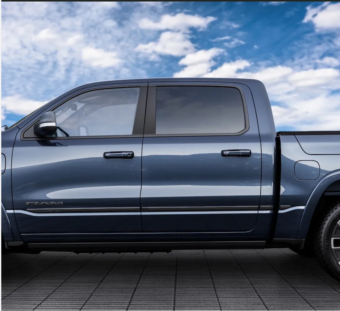 Ram откладывает запуск электрогрузовика до 2026 года, делая ставку на Ramcharger с увеличенным ...